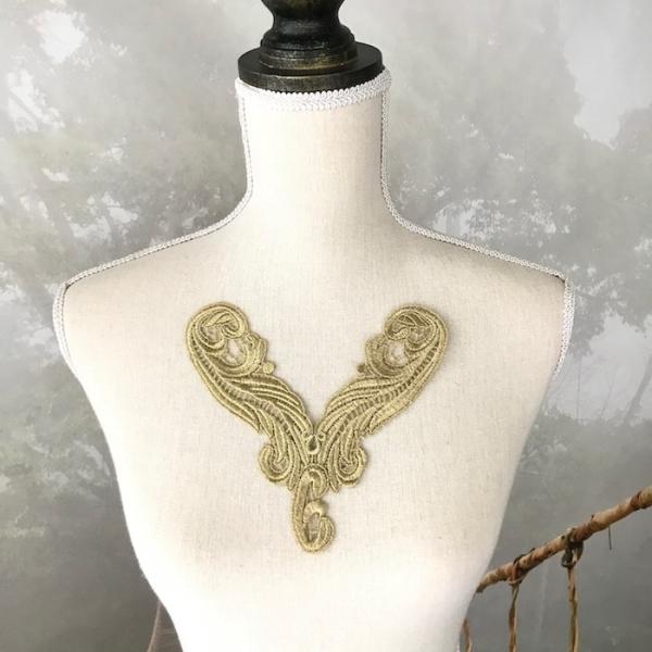 ゴールドのロイヤル模様のネックラインモチーフになります。新体操、社交ダンス、バトントワリング、レオタード、ベリーダンス、フィギュアスケート、バレエ衣装、ドレス、ステージ衣装、ハンドメイド材料などにお使いいただけます。サイズ：H17cm  W...