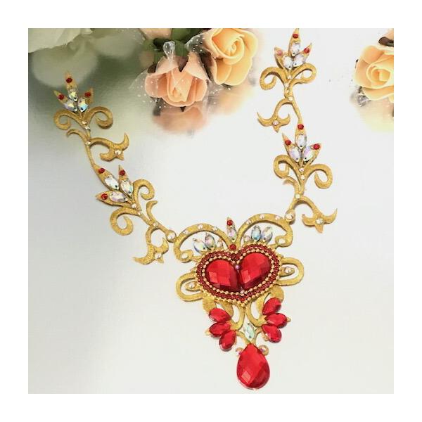 アイロン接着できるゴールドのレッドストーン付きネックライン形のワッペンモチーフになります。中心のハート形の装飾はとても可愛いデザインです。新体操、社交ダンス、バトントワリング、レオタード、ベリーダンス、フィギュアスケート、バレエ衣装、ドレス...