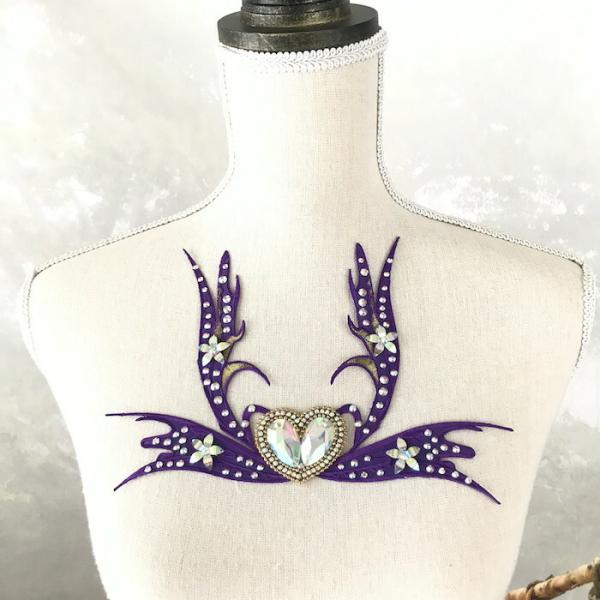 アイロン接着できるパープルのストーン付きワッペンモチーフです。新体操、社交ダンス、バトントワリング、レオタード、ベリーダンス、フィギュアスケート、バレエ衣装、ドレス、服飾、ステージ衣装、ハンドメイド材料などにお使いいただけます。アイロン接着...