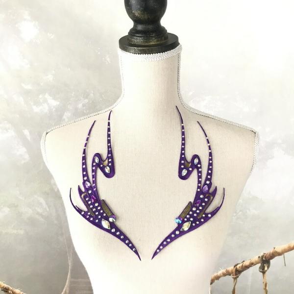 アイロン接着できるパープルのストーン付きワッペンモチーフです。新体操、社交ダンス、バトントワリング、レオタード、ベリーダンス、フィギュアスケート、バレエ衣装、ドレス、服飾、ステージ衣装、ハンドメイド材料などにお使いいただけます。アイロン接着...