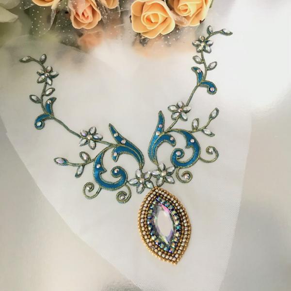 ストーンが美しいブルーのネックラインモチーフです。新体操、社交ダンス、バトントワリング、レオタード、ベリーダンス、フィギュアスケート、バレエ衣装、ドレス、服飾、ステージ衣装、手作り制作などにお使いいただけます。サイズ：H20cm W20cm...