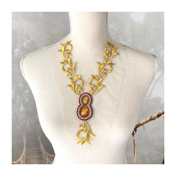 ストーンが美しいゴールドのネックラインモチーフです。新体操、社交ダンス、バトントワリング、レオタード、ベリーダンス、フィギュアスケート、バレエ衣装、ドレス、服飾、ステージ衣装、手作り制作などにお使いいただけます。サイズ：H26cm W16c...