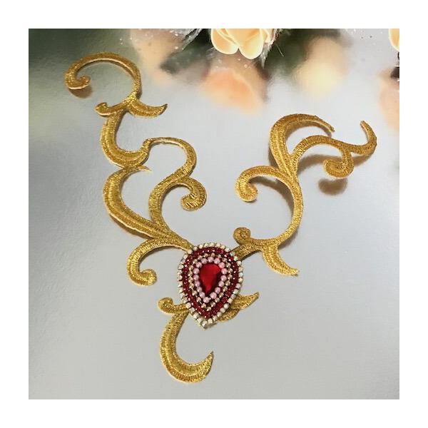 アイロン接着できるゴールドのストーン付きネックライン形のワッペンモチーフになります。新体操、社交ダンス、バトントワリング、レオタード、ベリーダンス、フィギュアスケート、バレエ衣装、ドレス、服飾、ステージ衣装、ハンドメイド材料などにお使いいた...