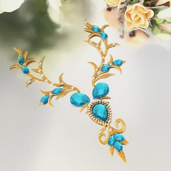 アイロン接着できるスカイブルーのアクリルストーン付きネックラインワッペンモチーフです。ワンピース、新体操、社交ダンス、バトントワリング、レオタード、ベリーダンス、フィギュアスケート、バレエ衣装、ドレス、服飾、ステージ衣装、舞台衣装、ハンドメ...