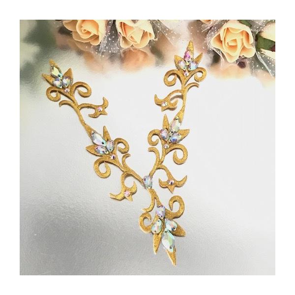 アイロン接着できるゴールドのラインストーン付き刺繍ワッペンモチーフになります。新体操、社交ダンス、バトントワリング、レオタード、ベリーダンス、フィギュアスケート、バレエ衣装、ドレス、ステージ衣装、手作り制作などにお使いいただけます。アイロン...