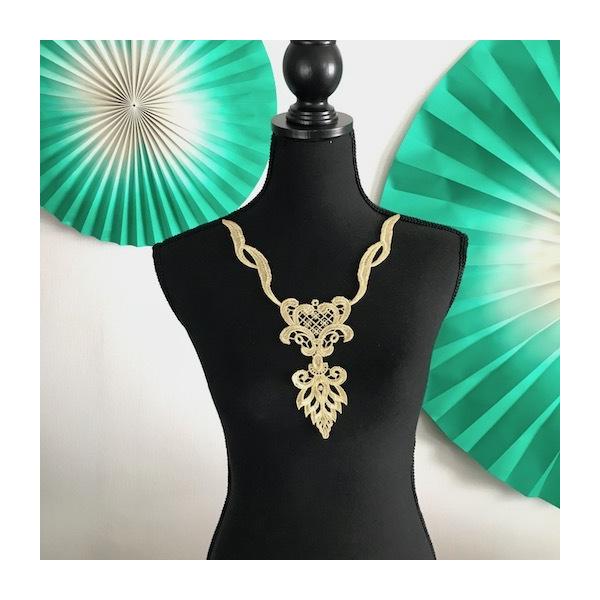 ゴールドの衣装用ネックラインレースモチーフになります。シンプルなドレス、新体操、社交ダンス、バトントワリング、レオタード、チアダンス、フィギュアスケート、バレエ、ステージ衣装、ハンドメイド制作に使用すると綺麗です。サイズ：H27cm  W1...