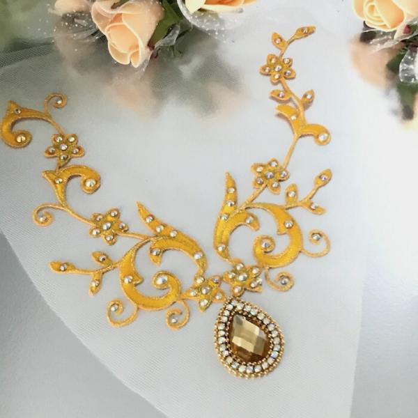 ストーンが美しいゴールドのネックラインモチーフです。新体操、社交ダンス、バトントワリング、レオタード、ベリーダンス、フィギュアスケート、バレエ衣装、ドレス、服飾、ステージ衣装、手作り制作などにお使いいただけます。サイズ：H19cm W15c...