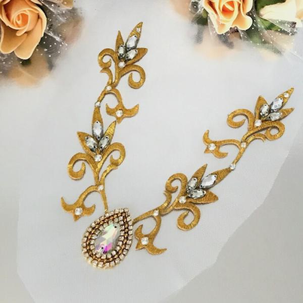 ストーンが美しいゴールドのネックラインモチーフです。新体操、社交ダンス、バトントワリング、レオタード、ベリーダンス、フィギュアスケート、バレエ衣装、ドレス、服飾、ステージ衣装、手作り制作などにお使いいただけます。サイズ：H17cm W13c...