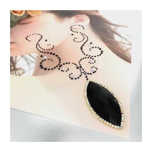 チュールにブラックラインストーンを施したモチーフになります。美しいセンターパーツできれいなシルエットを実現！新体操、社交ダンス、バトントワリング、レオタード、ベリーダンス、フィギュアスケート、バレエ、ドレス、ステージ衣装、ハンドメイド材料な...