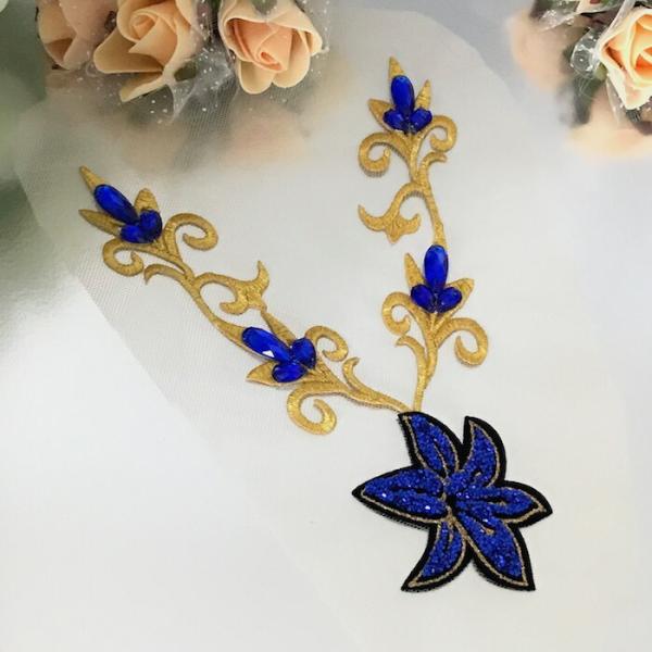 ストーンが美しいゴールドとブルーのネックラインモチーフです。新体操、社交ダンス、バトントワリング、レオタード、ベリーダンス、フィギュアスケート、バレエ衣装、ドレス、服飾、ステージ衣装、手作り制作などにお使いいただけます。サイズ：H21cm ...