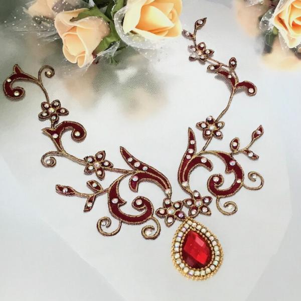 ストーンが美しいレッドのネックラインモチーフです。新体操、社交ダンス、バトントワリング、レオタード、ベリーダンス、フィギュアスケート、バレエ衣装、ドレス、服飾、ステージ衣装、手作り制作などにお使いいただけます。サイズ：H19cm W17cm...