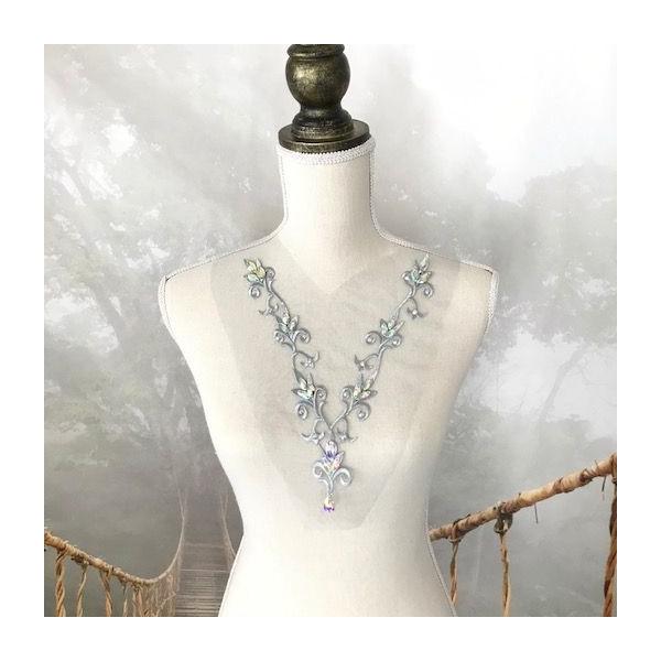 チュールにたくさんのラインストーンとシルバーのアップリケを施したネックラインモチーフになります。美しいラインできれいなシルエットを実現！社交ダンス、ベリーダンス、レオタード、バトントワリング、バレエ、新体操やフィギュア等の衣装、ウエディング...