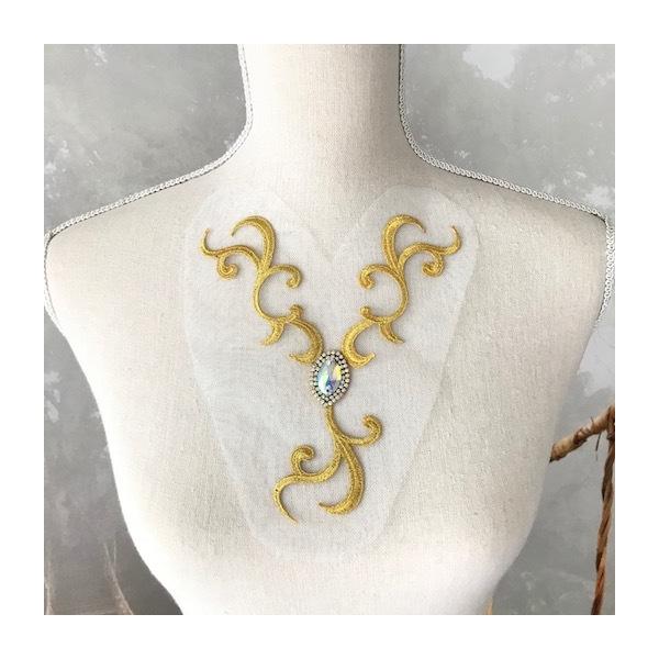 ストーンが美しいゴールドのネックラインモチーフです。新体操、社交ダンス、バトントワリング、レオタード、ベリーダンス、フィギュアスケート、バレエ衣装、ドレス、服飾、ステージ衣装、手作り制作などにお使いいただけます。サイズ：H19cm W15c...