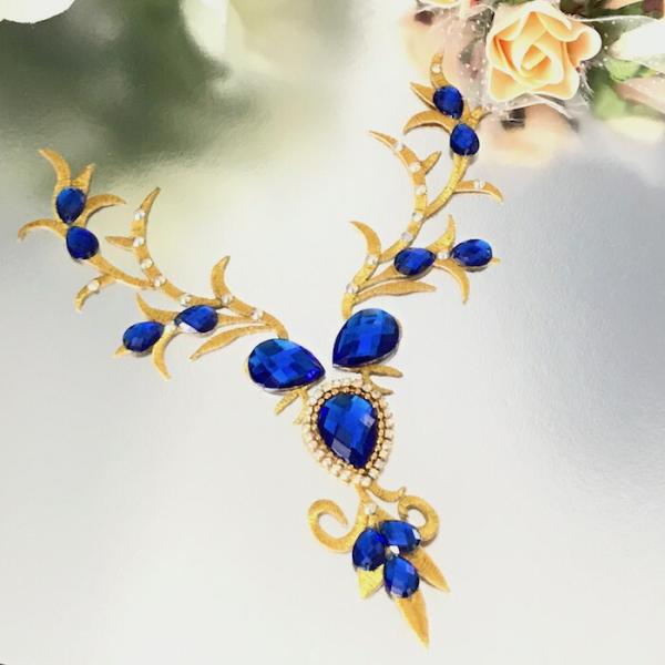 アイロン接着できるブルーのアクリルストーン付きネックラインワッペンモチーフです。ワンピース、新体操、社交ダンス、バトントワリング、レオタード、ベリーダンス、フィギュアスケート、バレエ衣装、ドレス、服飾、ステージ衣装、舞台衣装、ハンドメイド材...