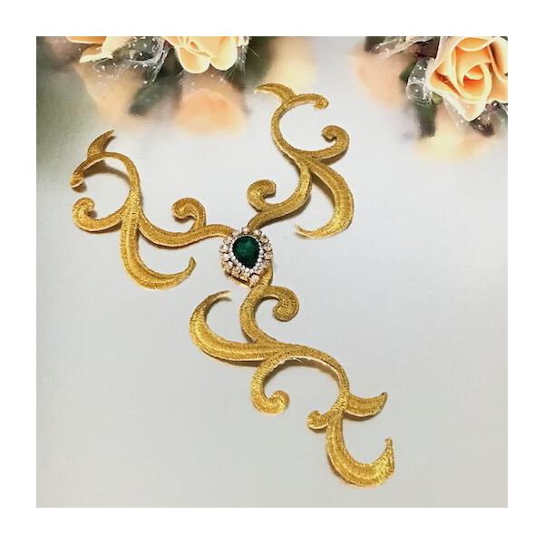 アイロン接着できるゴールドのストーン付きネックライン形のワッペンモチーフになります。新体操、社交ダンス、バトントワリング、レオタード、ベリーダンス、フィギュアスケート、バレエ衣装、ドレス、服飾、ステージ衣装、ハンドメイド材料などにお使いいた...