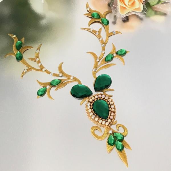 アイロン接着できるグリーンのアクリルストーン付きネックラインワッペンモチーフです。ワンピース、新体操、社交ダンス、バトントワリング、レオタード、ベリーダンス、フィギュアスケート、バレエ衣装、ドレス、服飾、ステージ衣装、舞台衣装、ハンドメイド...