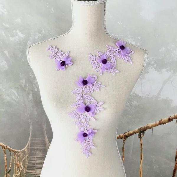 パープルのお花付きレースモチーフセットです。新体操、社交ダンス、バトントワリング、レオタード、ベリーダンス、フィギュアスケート、バレエ衣装、ドレス、服飾、ステージ衣装、舞台衣装、ハンドメイド材料などにお使いいただけます。サイズ：大 H24c...