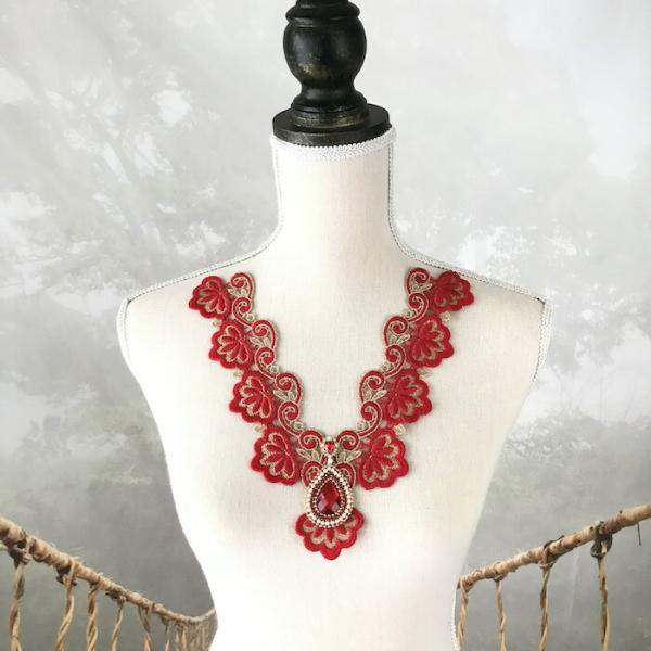 レッドの豪華なネックラインレースモチーフになります。アクセントのセンターパーツは、雫形のオリジナルデザインで、いろいろな衣装やドレスに合わせやすいのが魅力です。新体操、社交ダンス、バトントワリング、レオタード、ベリーダンス、フィギュアスケー...