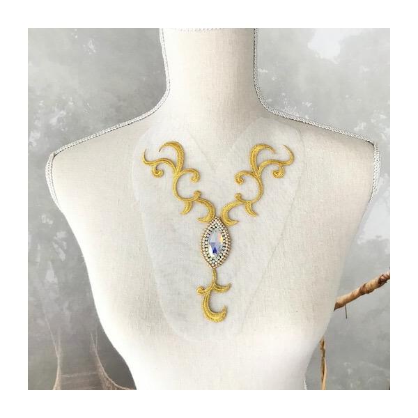 ストーンが美しいゴールドのネックラインモチーフです。新体操、社交ダンス、バトントワリング、レオタード、ベリーダンス、フィギュアスケート、バレエ衣装、ドレス、服飾、ステージ衣装、手作り制作などにお使いいただけます。サイズ：H18cm W15c...