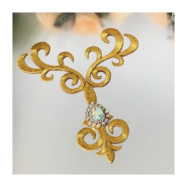 アイロン接着できるゴールドのストーン付きネックライン形のワッペンモチーフになります。新体操、社交ダンス、バトントワリング、レオタード、ベリーダンス、フィギュアスケート、バレエ衣装、ドレス、服飾、ステージ衣装、ハンドメイド材料などにお使いいた...