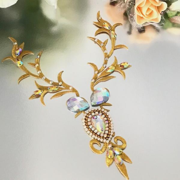 アイロン接着できるアクリルストーン付きネックラインワッペンモチーフです。ワンピース、新体操、社交ダンス、バトントワリング、レオタード、ベリーダンス、フィギュアスケート、バレエ衣装、ドレス、服飾、ステージ衣装、舞台衣装、ハンドメイド材料などに...