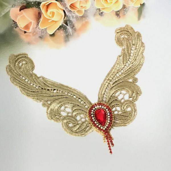 ゴールドの豪華なラインストーン付きネックラインレースモチーフになります。新体操、社交ダンス、バトントワリング、レオタード、ベリーダンス、フィギュアスケート、バレエ衣装、ドレス、服飾、ステージ衣装、ハンドメイド材料などにお使いいただけます。サ...