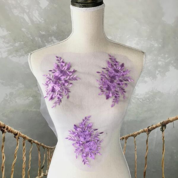 パープルお花の刺繍モチーフセットです。新体操、社交ダンス、バトントワリング、レオタード、ベリーダンス、フィギュアスケート、バレエ衣装、ドレス、服飾、ステージ衣装、ハンドメイド材料などにお使いいただけます。カラー：パープルサイズ：H16.5c...