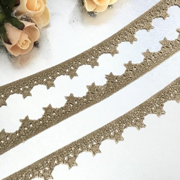 アンティークゴールドの星模様の装飾用レースになります。コスチューム、新体操、社交ダンス、バトントワリング、レオタード、ベリーダンス、バレエ衣装、ステージ衣装、手作り制作など縫い付けるだけで個性的な仕上がりになります。サイズ：W2cmカラー：...