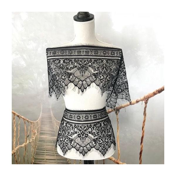 繊細な花柄にまつげのようなフチがついた幅広いレースです。柔らかくてソフトな生地です。衣装やドレス、オートクチュールのお洋服や作品などに縫い付けるだけでワンポイントアクセントとして個性的な仕上がりになります。サイズ：W26cmカラー：ブラック...