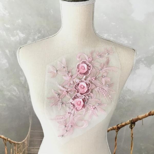 チュールにステキなお花の刺繍、スパンコールとストーンを施したモチーフです。ワンピース、新体操、社交ダンス、バトントワリング、レオタード、ベリーダンス、フィギュアスケート、バレエ衣装、ドレス、服飾、ステージ衣装、ハンドメイド材料などにお使いい...