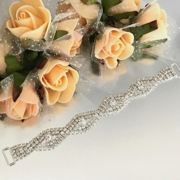 シルバーのクリアアクリルストーンのモチーフになります。細かなストーンがキラキラと輝いています。衣服、ウェディングドレス、イブニングドレス、ドレス、ダンス衣裳、バトントワリング、レオタード、ベリーダンス、フィギュアスケート、ステージ衣装に縫い...