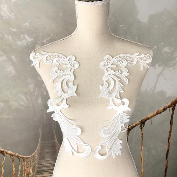 ホワイトの花模様のモチーフレースになります。新体操、社交ダンス、バトントワリング、レオタード、ベリーダンス、フィギュアスケート、バレエ衣装、ドレス、服飾、ステージ衣装、ハンドメイド材料などにお使いいただけます。サイズ：H36cm W14cm...