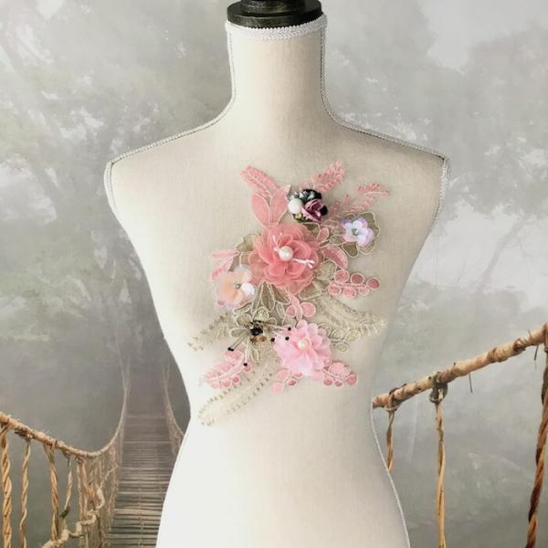 チュールにステキなお花の刺繍とストーンを施したモチーフです。お花の部分は立体的です。ワンピース、新体操、社交ダンス、バトントワリング、レオタード、ベリーダンス、フィギュアスケート、バレエ衣装、ドレス、服飾、ステージ衣装、ハンドメイド材料など...