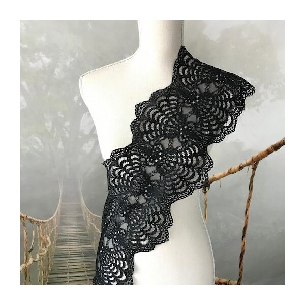 幅広 花模様のストレッチレースになります。ステージ衣装、ダンスのコスチューム、服飾、ドレス、ベリーダンス、レオタード、バレエ衣装、バトンモチーフ、ハンドメイドなどにおすすめです。サイズ：W21cmカラー：ブラック長さ：1ヤード （約90cm）