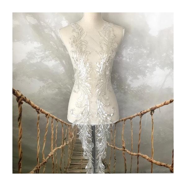 　　ビーズがたくさんで豪華な♪チュール生地がベースのスパンコールとビーズで刺繍をあしらった衣装用花模様のモチーフです。切り離して自由なデザインができます。ブライダルドレス、衣装やドレス、お洋服や作品などに縫い付けるだけでワンポイントアクセン...