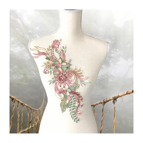 ゴールドラメ刺繍入り花のゴージャスなモチーフです。社交ダンス、バトントワリング、レオタード、ベリーダンス、フィギュアスケート、バレエ、ドレス、ステージ衣装、ハンドメイド材料などにお使いいただけます。サイズ：H41cm  W14cmカラー：ピ...