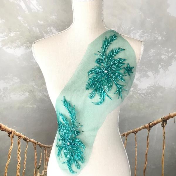 ビーズをたくさん施したお花の刺繍チュールモチーフです。お花の部分もスパンコールとビーズ付きです。ワンピース、新体操、社交ダンス、バトントワリング、レオタード、ベリーダンス、フィギュアスケート、バレエ衣装、ドレス、服飾、ステージ衣装、舞台衣装...