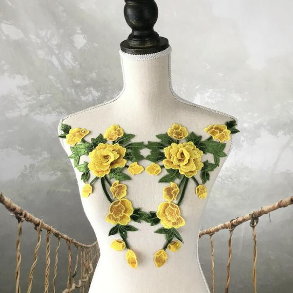 バラ模様の刺繍モチーフになります。 お花は立体的になっています。新体操、社交ダンス、バトントワリング、レオタード、ベリーダンス、フィギュアスケート、バレエ衣装、ドレス、服飾、ステージ衣装、舞台衣装、ハンドメイド材料などにお使いいただけます。...