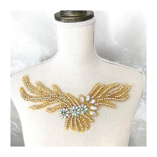 首元を美しく装飾するゴールドのABオーロラのラインストーンネックラインモチーフです。ラインストーンを付けるのが苦手な方にも便利です♪上品な柄で、見栄えが良く、衣装をぐんと華やかにしてくれます♪衣服、ウェディングドレス、イブニングドレス、ドレ...