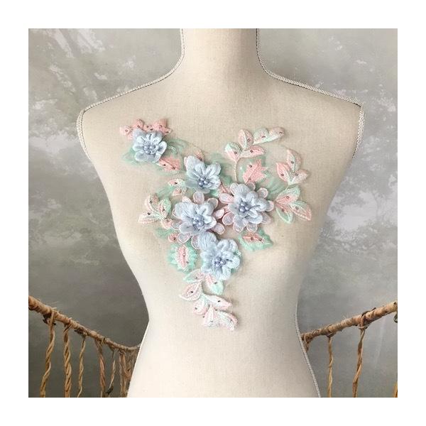 花柄のとてもエレガントなビーズ・ストーン付きの刺繍チュールモチーフです。社交ダンス、バトントワリング、レオタード、ベリーダンス、フィギュアスケート、バレエ、ドレス、ステージ衣装、ハンドメイド材料などに使用するとお洒落感がワンランクアップしま...