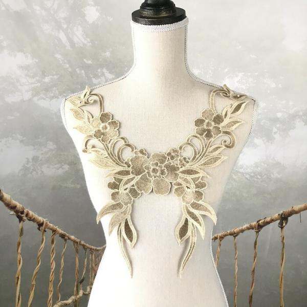 ゴールドのお花模様のネックラインレースモチーフになります。各種イベント、社交ダンス、ドレス、ステージ衣装、舞台衣装、新体操、バトントワリング、レオタード、演劇、ミュージカル、ベリーダンス、フィギュアスケート、バレエ衣装、ウェディング、パーテ...