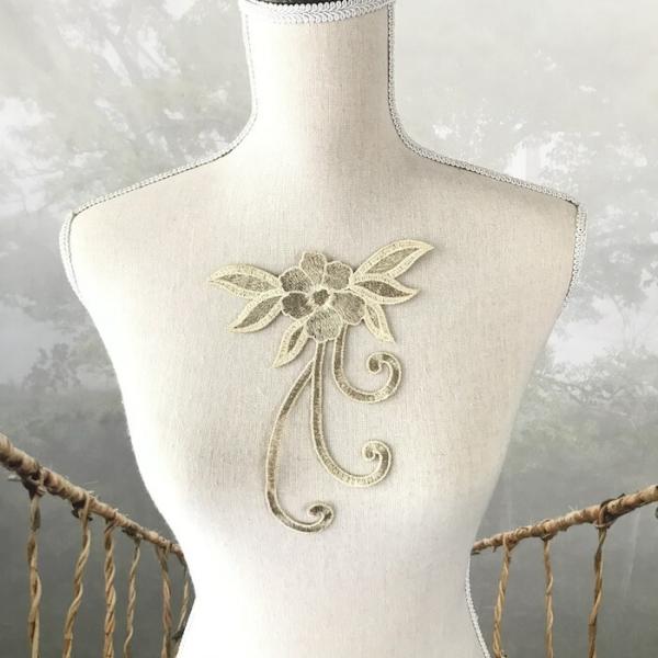 ゴールドのお花模様のモチーフレースになります。各種イベント、社交ダンス、ドレス、ステージ衣装、舞台衣装、新体操、バトントワリング、レオタード、演劇、ミュージカル、ベリーダンス、フィギュアスケート、バレエ衣装、ウェディング、パーティーなど、用...