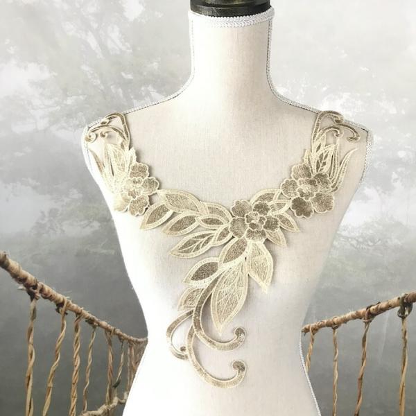 ゴールドのお花模様のネックラインレースモチーフになります。各種イベント、社交ダンス、ドレス、ステージ衣装、舞台衣装、新体操、バトントワリング、レオタード、演劇、ミュージカル、ベリーダンス、フィギュアスケート、バレエ衣装、ウェディング、パーテ...