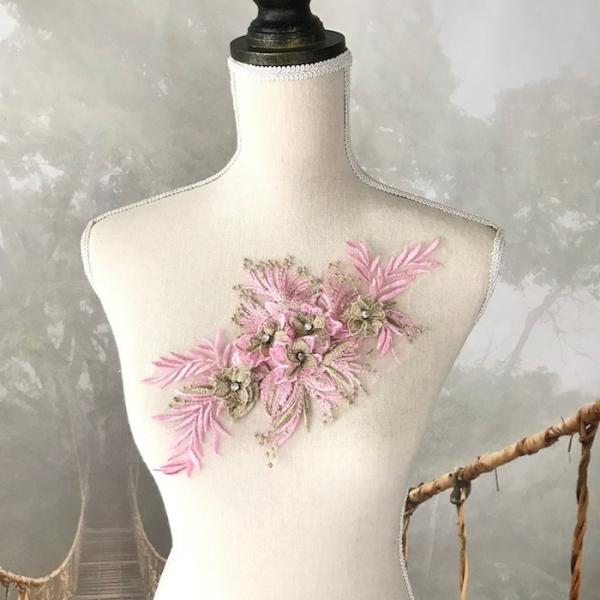 チュールにステキなお花の刺繍とストーンを施したモチーフです。お花の部分は立体的です。ワンピース、新体操、社交ダンス、バトントワリング、レオタード、ベリーダンス、フィギュアスケート、バレエ衣装、ドレス、服飾、ステージ衣装、ハンドメイド材料など...