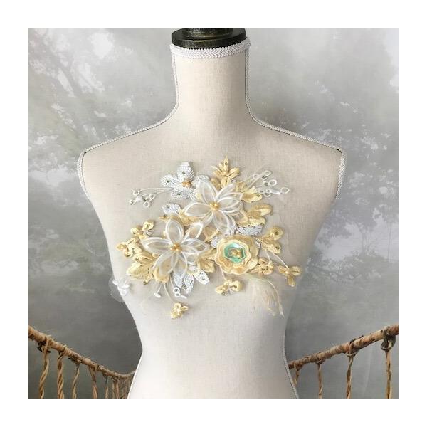 花柄のとてもエレガントなビーズ・ストーン付きのフェザーもついた刺繍チュールモチーフです。社交ダンス、バトントワリング、レオタード、ベリーダンス、フィギュアスケート、バレエ、ドレス、ステージ衣装、ハンドメイド材料などに使用するとお洒落感がワン...