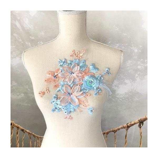 花柄のとてもエレガントなビーズ・ストーン付きのフェザーもついた刺繍チュールモチーフです。社交ダンス、バトントワリング、レオタード、ベリーダンス、フィギュアスケート、バレエ、ドレス、ステージ衣装、ハンドメイド材料などに使用するとお洒落感がワン...