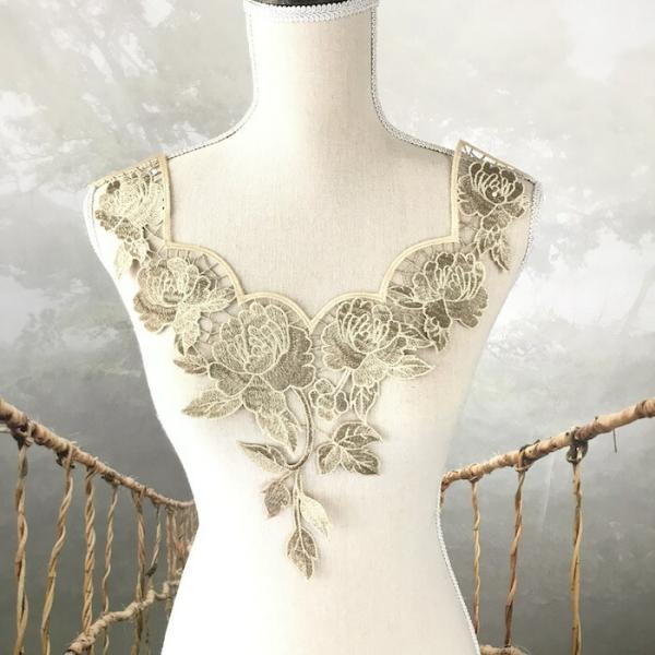 ゴールドのお花模様のネックラインレースモチーフになります。各種イベント、社交ダンス、ドレス、ステージ衣装、舞台衣装、新体操、バトントワリング、レオタード、演劇、ミュージカル、ベリーダンス、フィギュアスケート、バレエ衣装、ウェディング、パーテ...