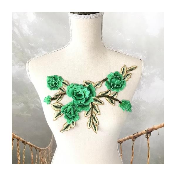 立体的なグリーンカラーのバラモチーフになります。社交ダンス、バトントワリング、レオタード、ベリーダンス、フィギュアスケート、バレエ衣装、ドレス、ステージ衣装、ハンドメイド材料などにお使いいただけます。サイズ：H26cm  W19cmカラー：...