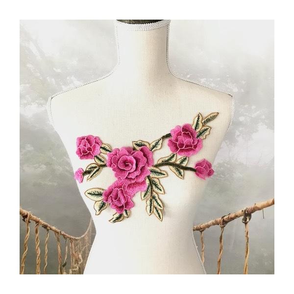 立体的なピンクカラーのバラモチーフになります。社交ダンス、バトントワリング、レオタード、ベリーダンス、フィギュアスケート、バレエ衣装、ドレス、ステージ衣装、ハンドメイド材料などにお使いいただけます。サイズ：H26cm  W19cmカラー：ピンク系