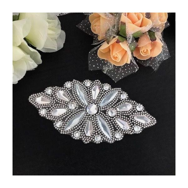 花のクリスタルストーン付きのアイロン用モチーフです。衣服、ウェディングドレス、イブニングドレス、ドレス、ダンス衣裳、バトントワリング、レオタード、ベリーダンス、フィギュアスケート、バレエ、ステージ衣装、ファッションアクセサリー、ハンドメイド...